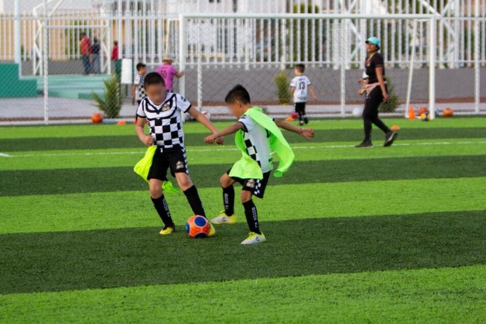 INVITAN A NIÑOS Y NIÑAS DE 4 A 15 AÑOS DE EDAD A CLASES DE FUTBOL ...